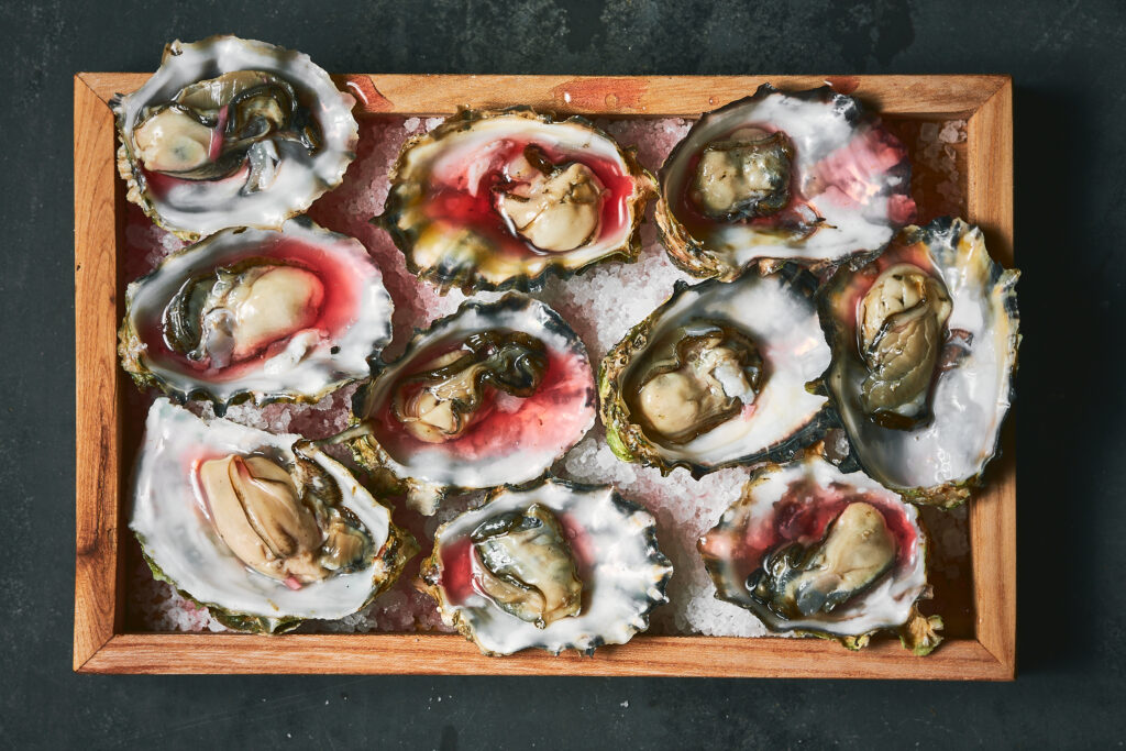 Stillehavsøsters med jamaicansk vinaigrette - Mathallen Oslo